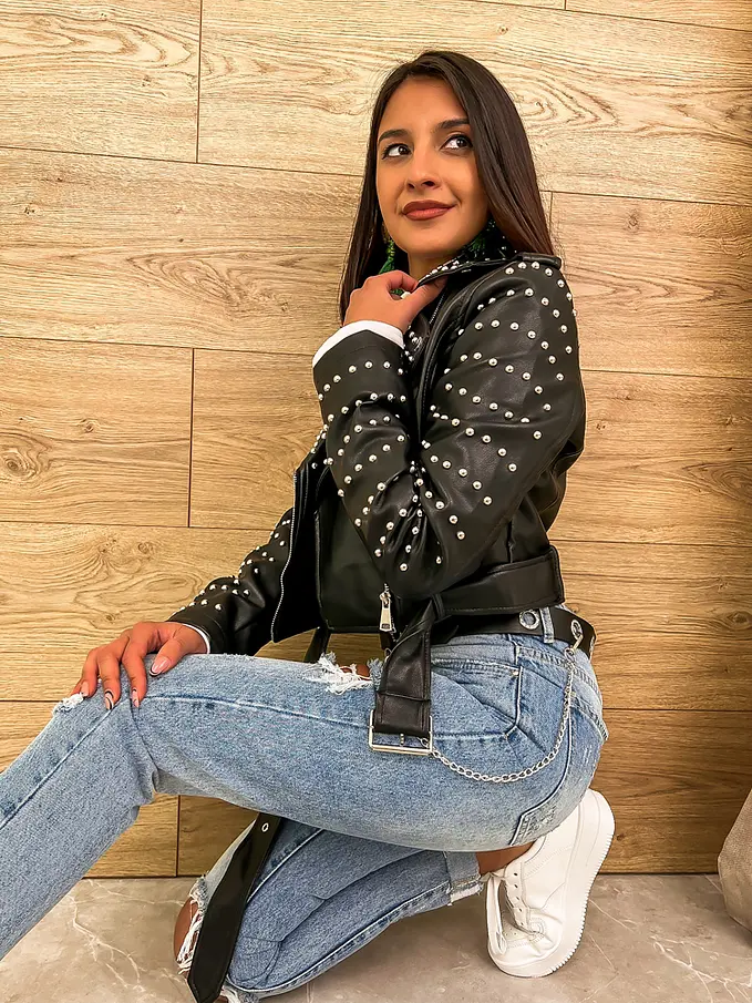 Čierny koženkový kabát s nitmi AMROSE | Starstyle.sk